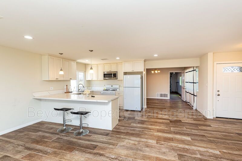 Request a Viewing for 9 E Oneida Ct. - Tenant Turner